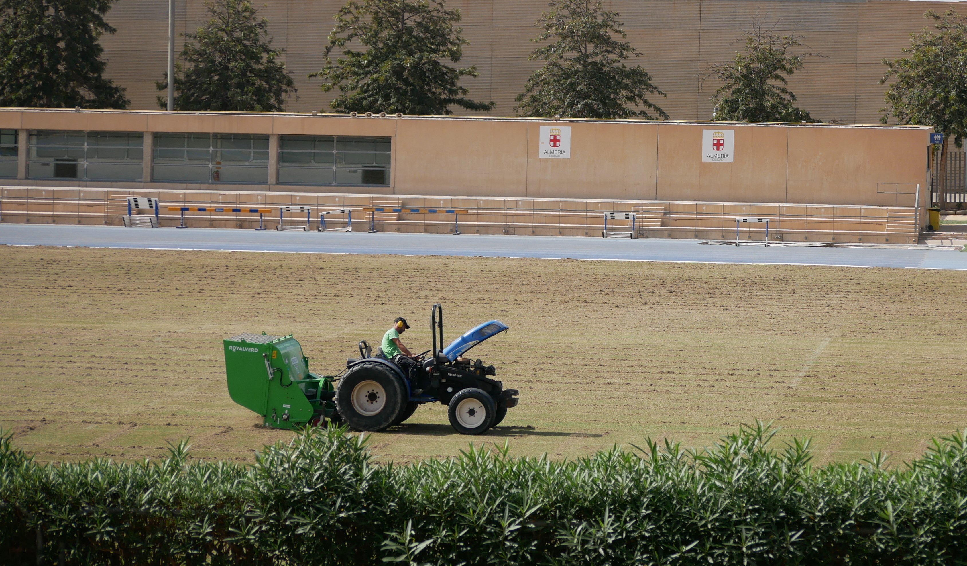 El Anexo se somete a la resiembra del césped de invierno; el Power ...