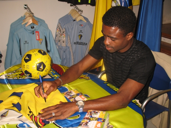 Ogbeche firmó autógrafos en la Tienda Oficial del club | Cádiz Club de Fútbol | Web Oficial