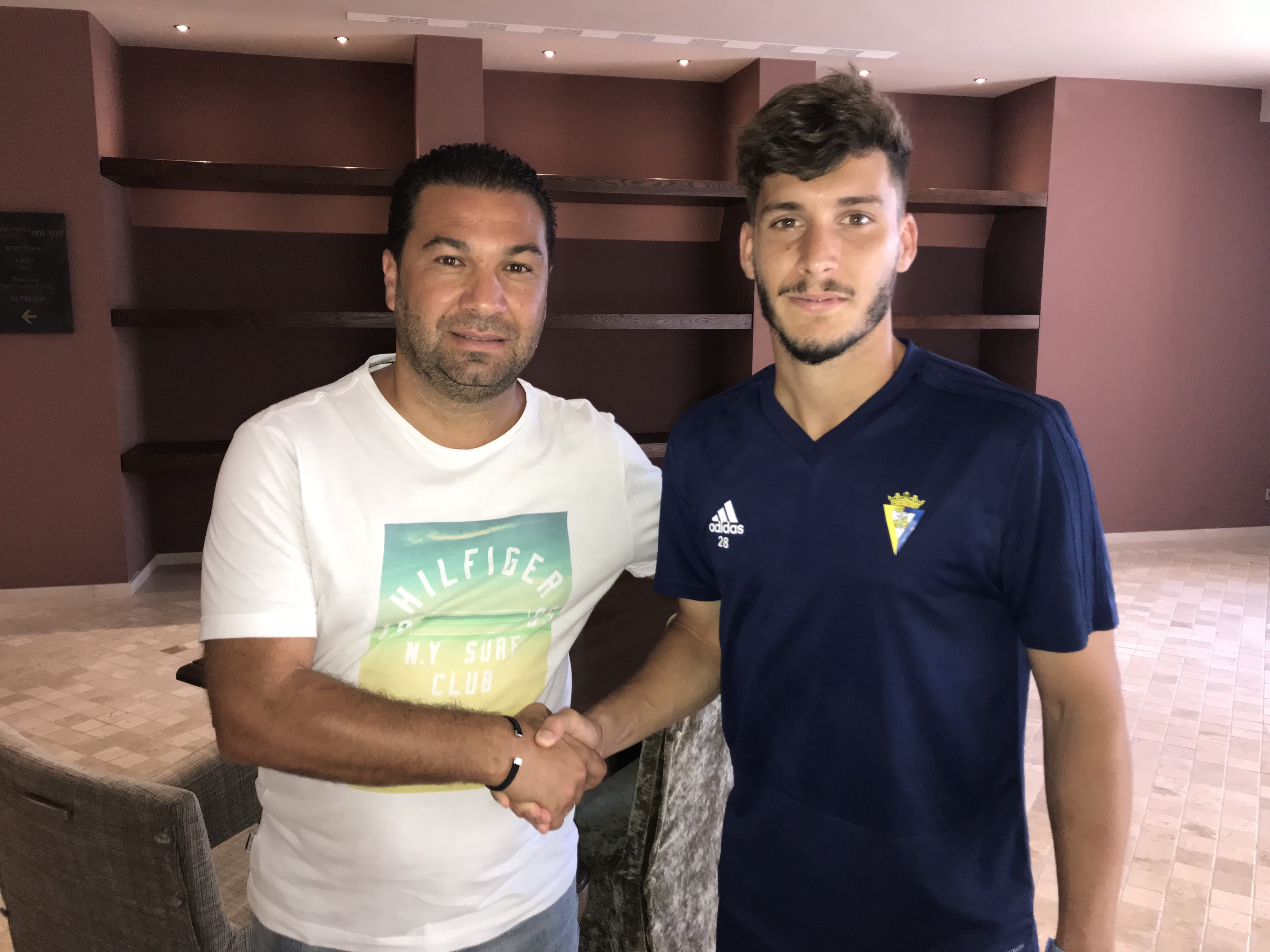 David Toro amplía su contrato hasta 2021 | Cádiz Club de Fútbol | Web ...