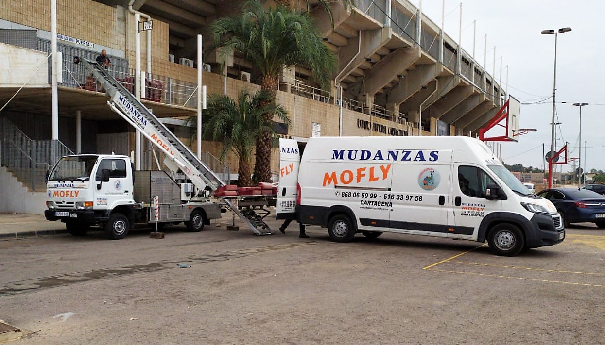 Mudanzas Mofly colabora en la renovación del palco | FC Cartagena | Web ...