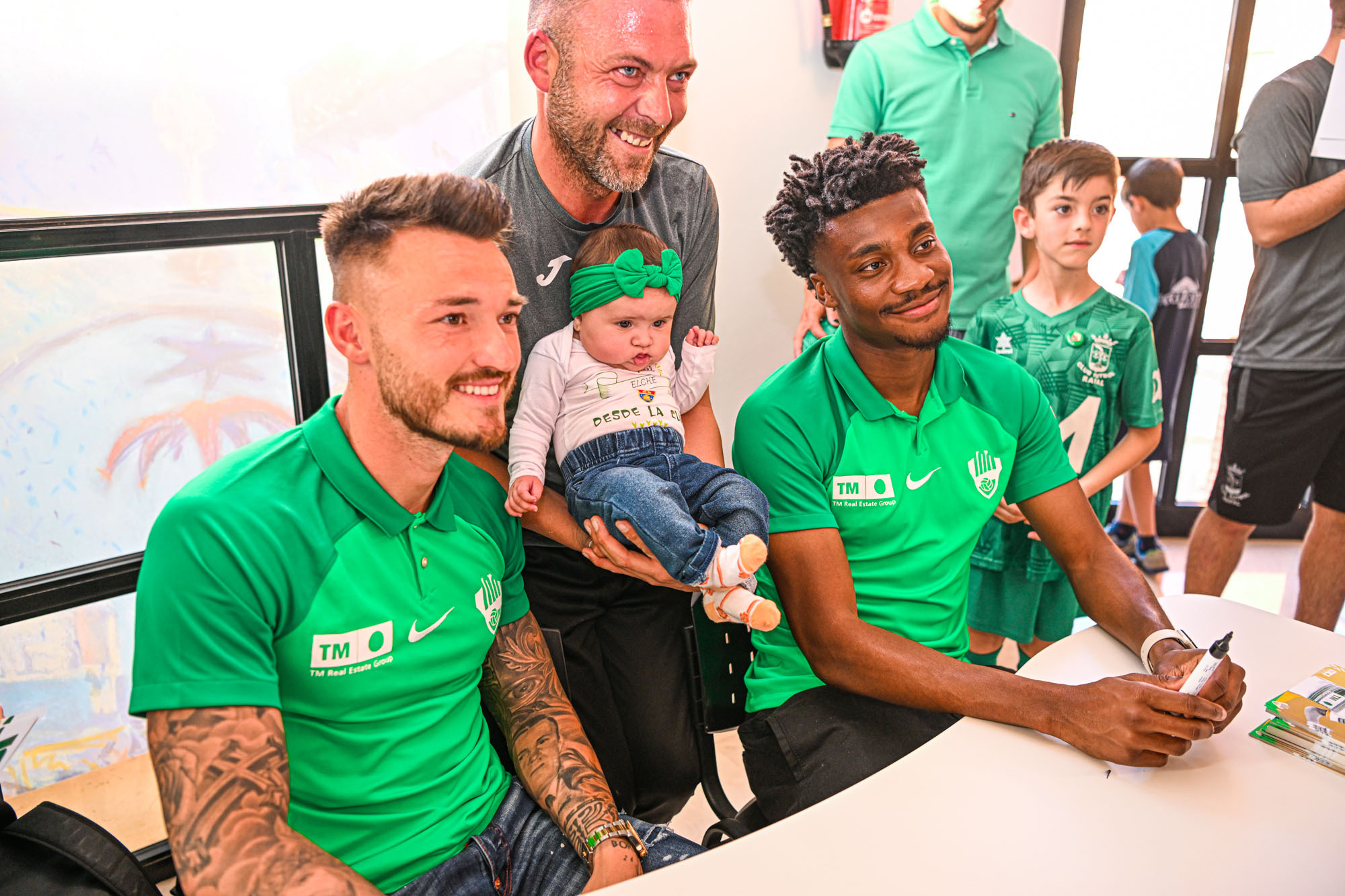 Firma de autógrafos de Josan y John en Rafal | Elche CF | Web Oficial