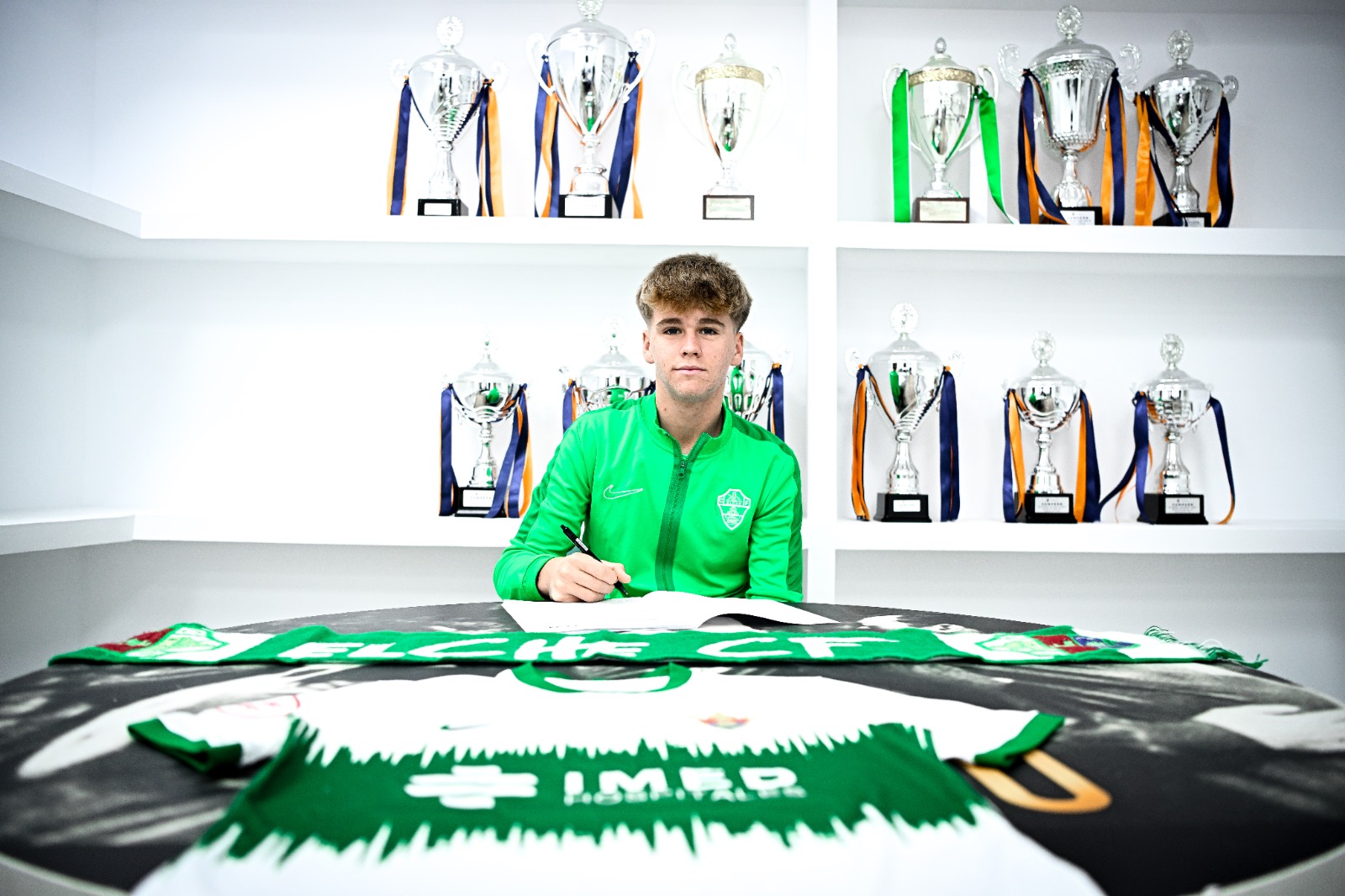 FÚTBOL BASE | Daniel Fitzgerald, firma su primer contrato profesional ...