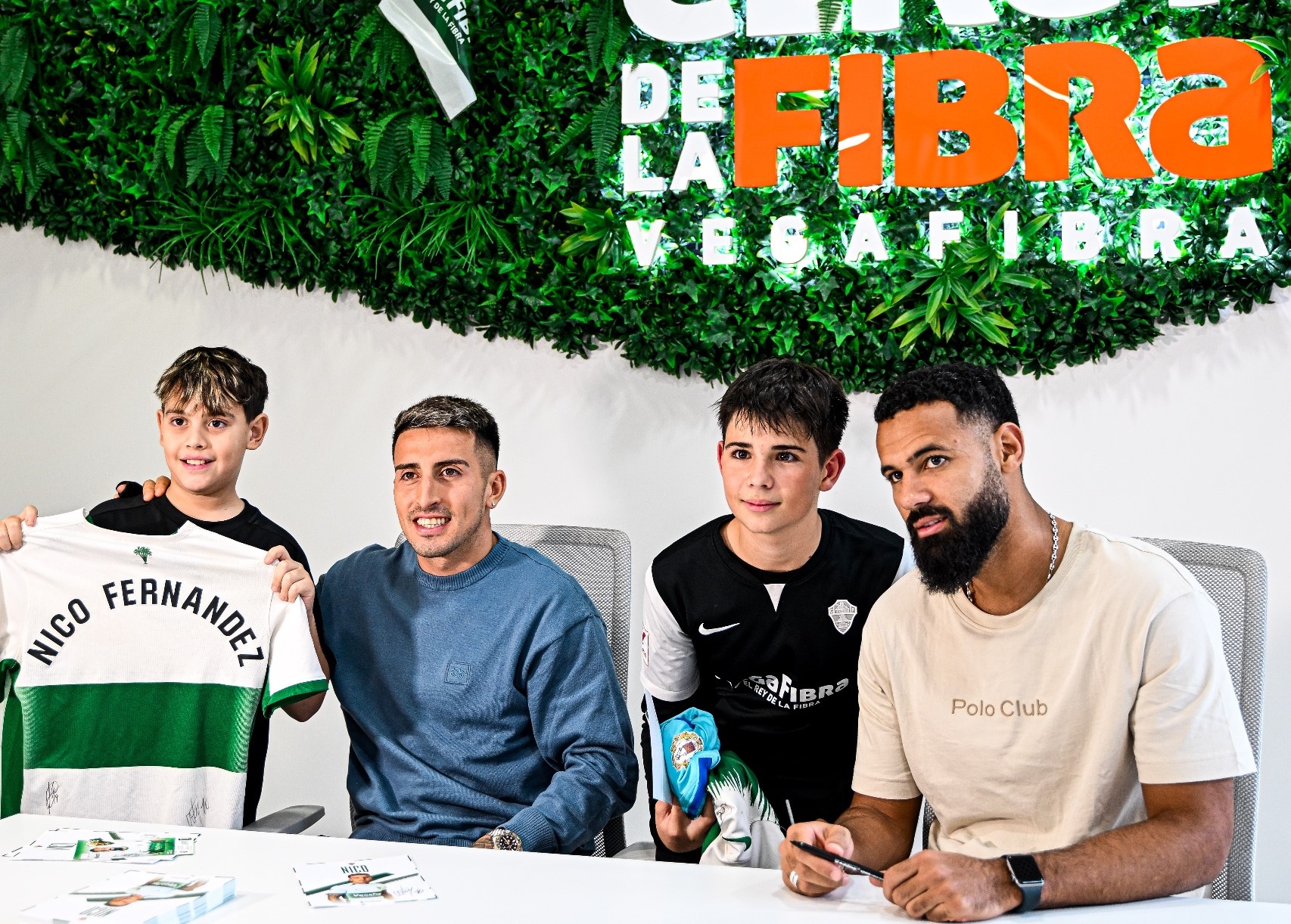 Nico y Mourad, futbolistas del Elche CF, firman autógrafos en Vegafibra ...