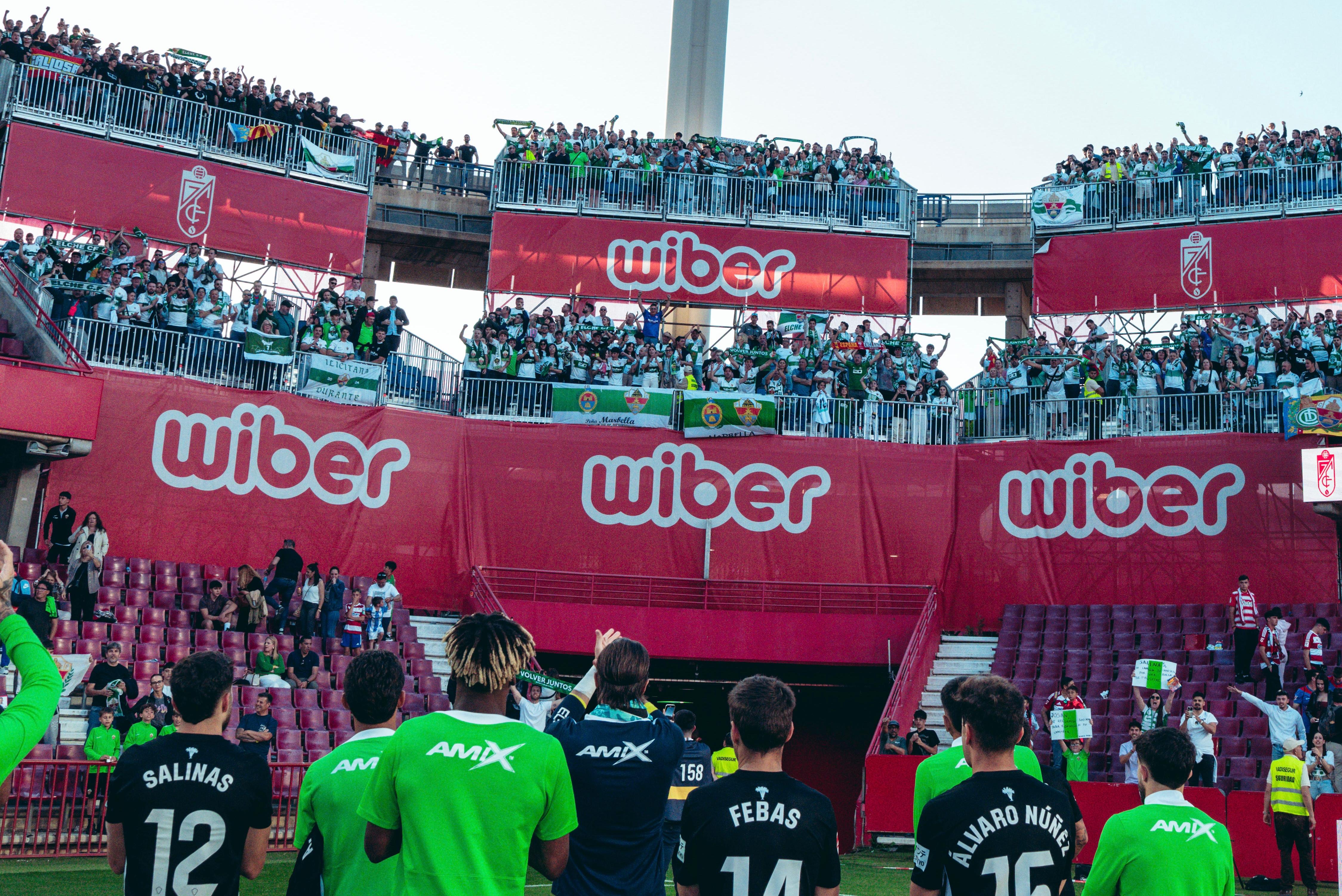 El Club y la plantilla del Elche CF facilitan el viaje de su afición a Huesca con 200 entradas ...