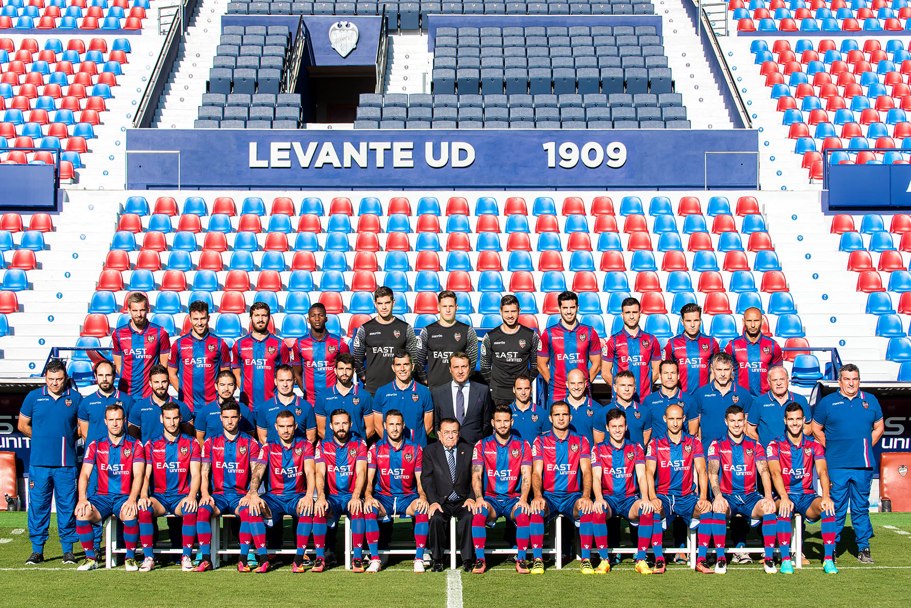 The team pose for official photo | Levante UD | Web Oficial