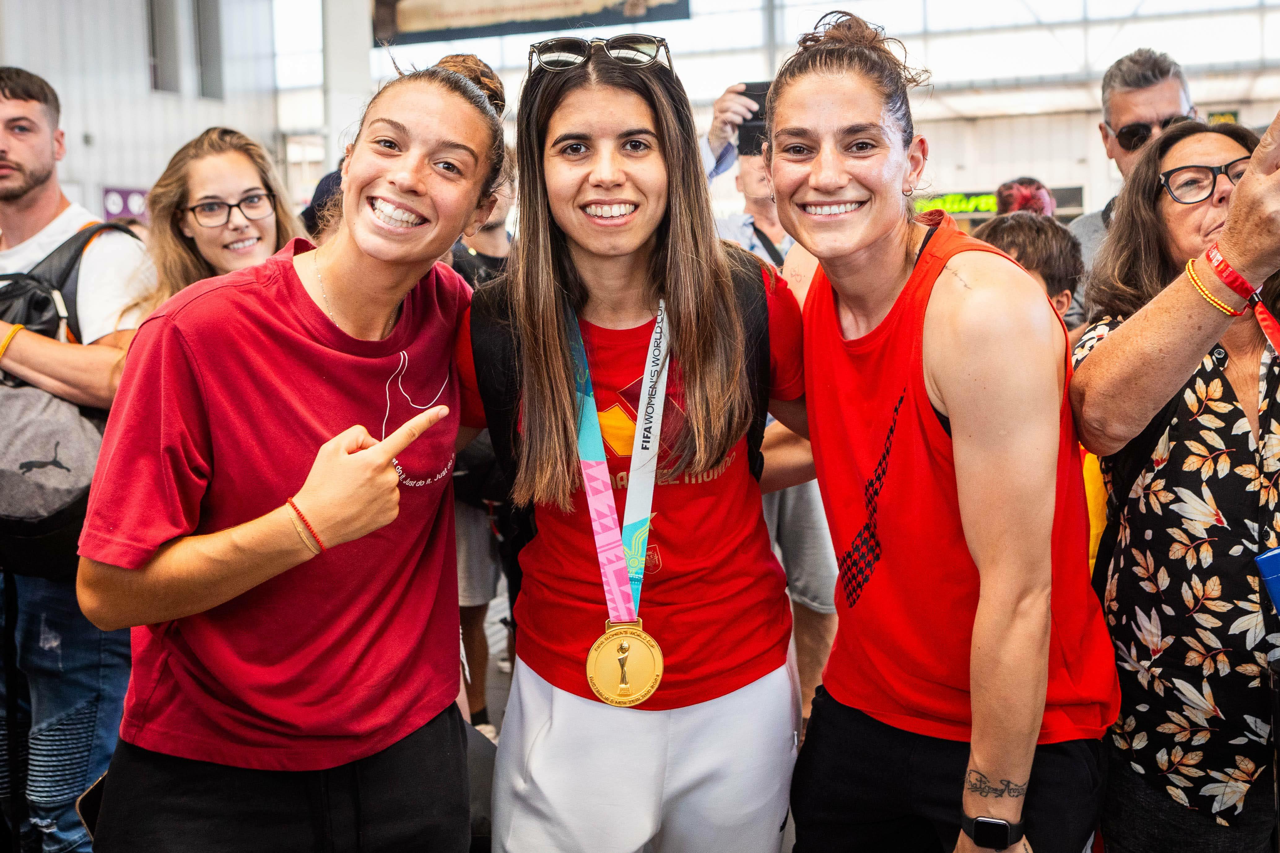 Imágenes de la llegada y recibimiento de Alba Redondo a Valencia tras ...