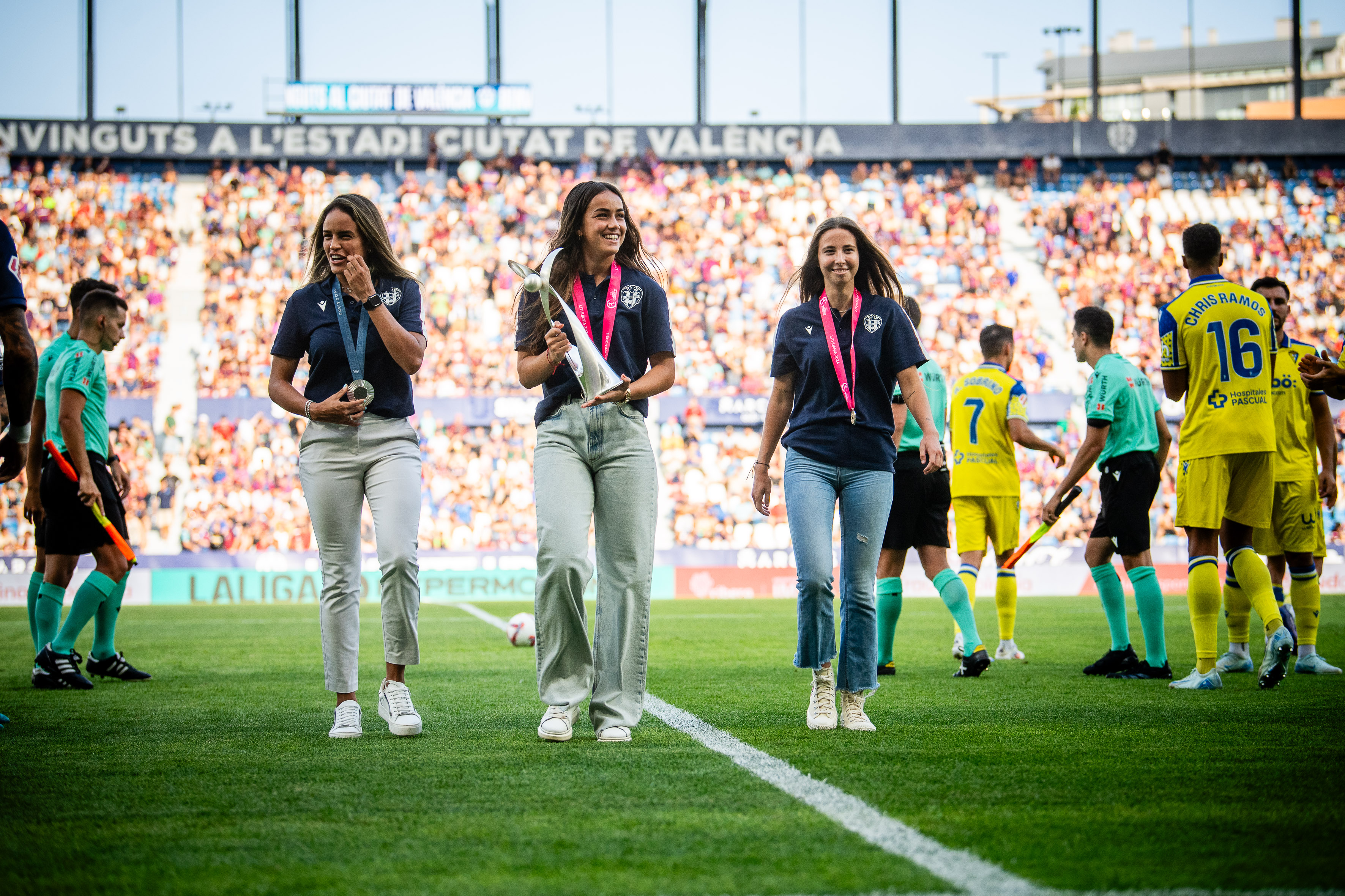 El Levante UD rinde homenaje a sus campeonas | Levante UD | Web Oficial