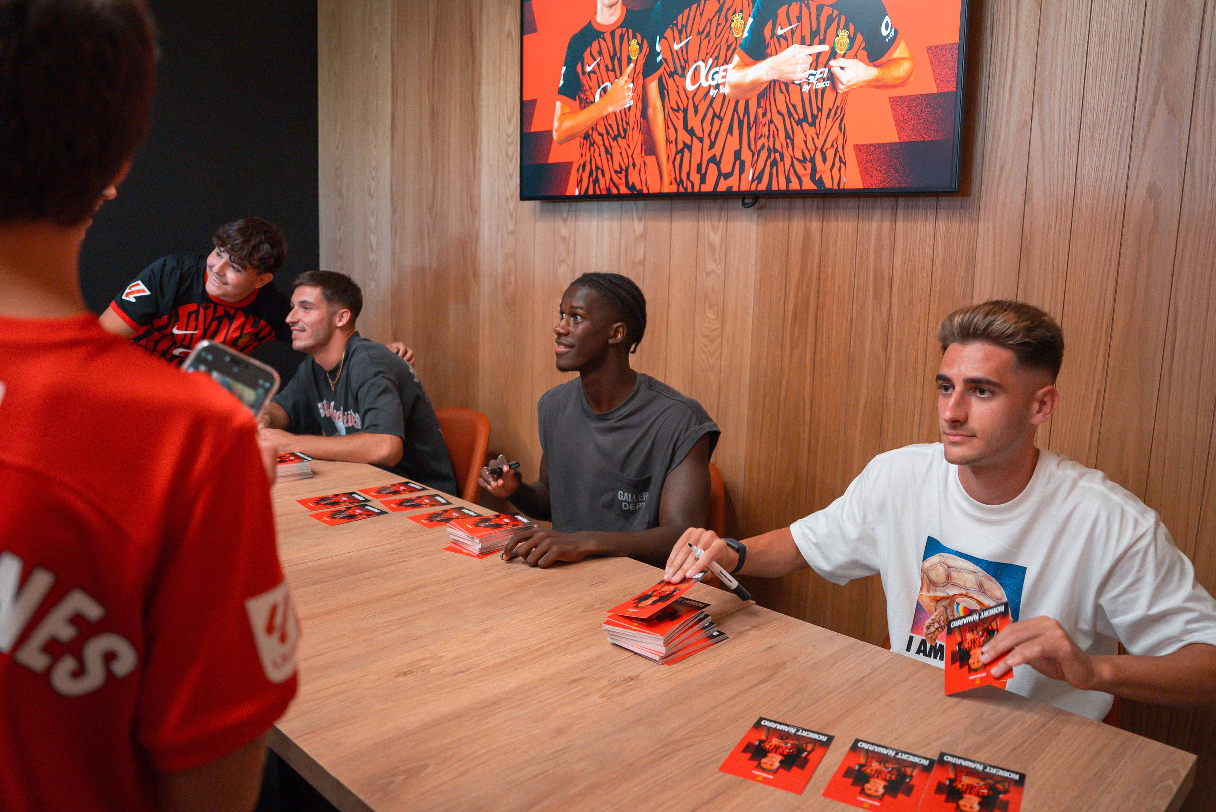 Los nuevos fichajes se presentan a la afición en el Mallorca Sports Bar ...