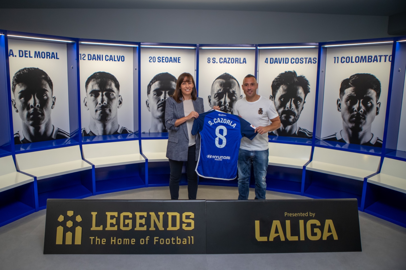 Santi Cazorla dona una reliquia al Museo LEGENDS | Real Oviedo | Web Oficial