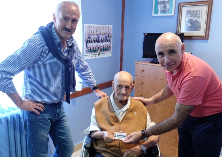 El Racing entrega su carnet del curso 2015/16 a Luis Aldomar, abonado ...