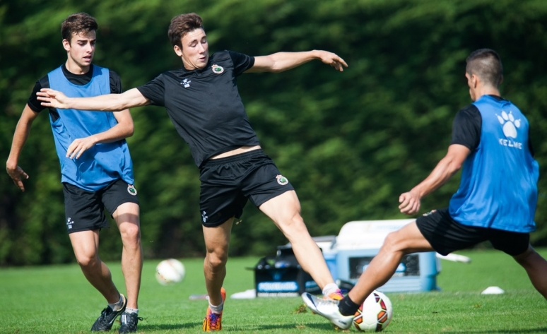 El Racing prepara la visita a El Sadar con una intensa sesión en El ...