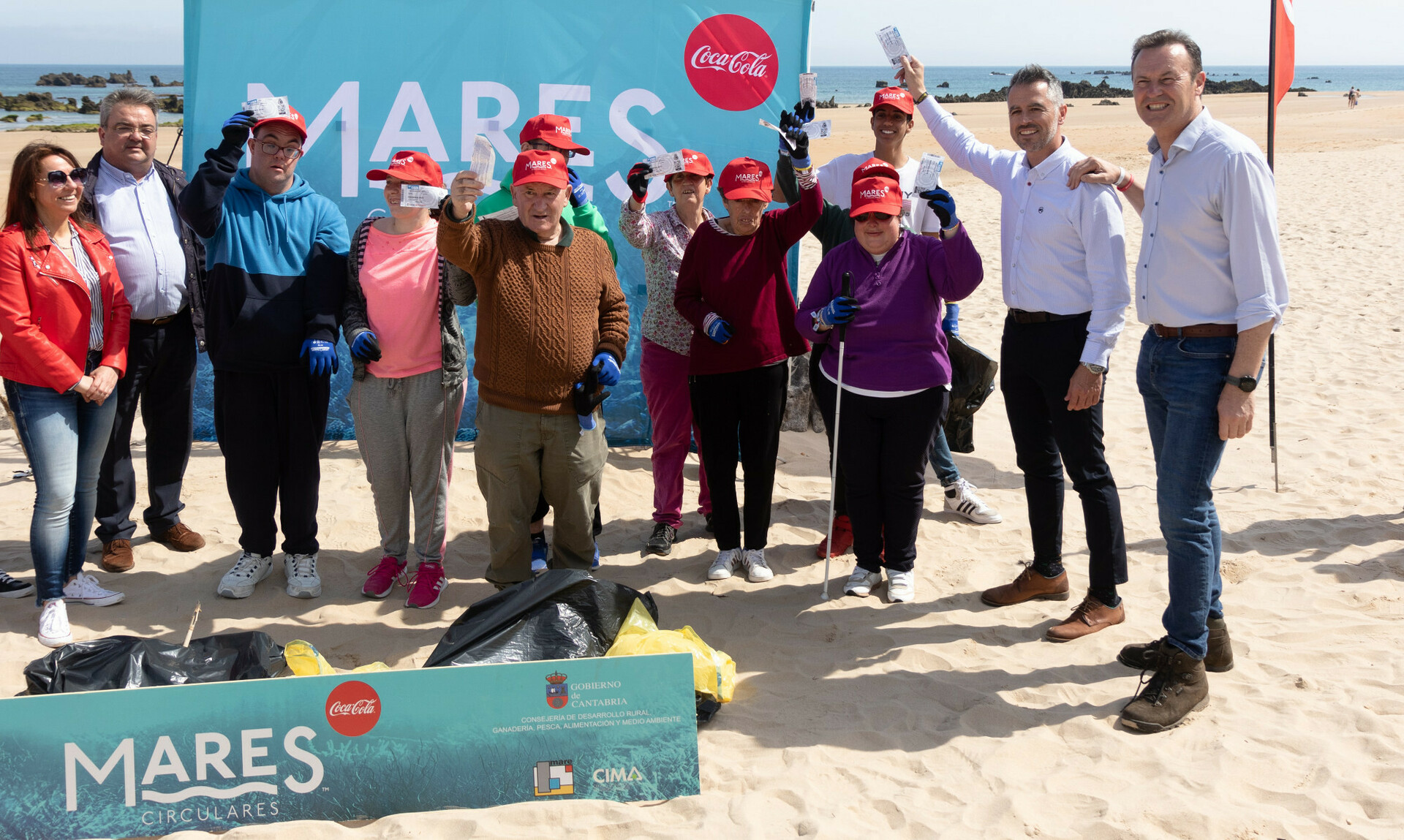 El Racing colabora en la limpieza de la playa de Trengandín a través ...
