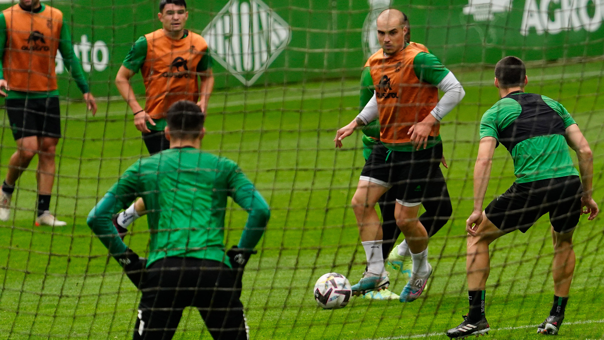 El Racing vuelve al trabajo tras sellar su continuidad en LaLiga ...