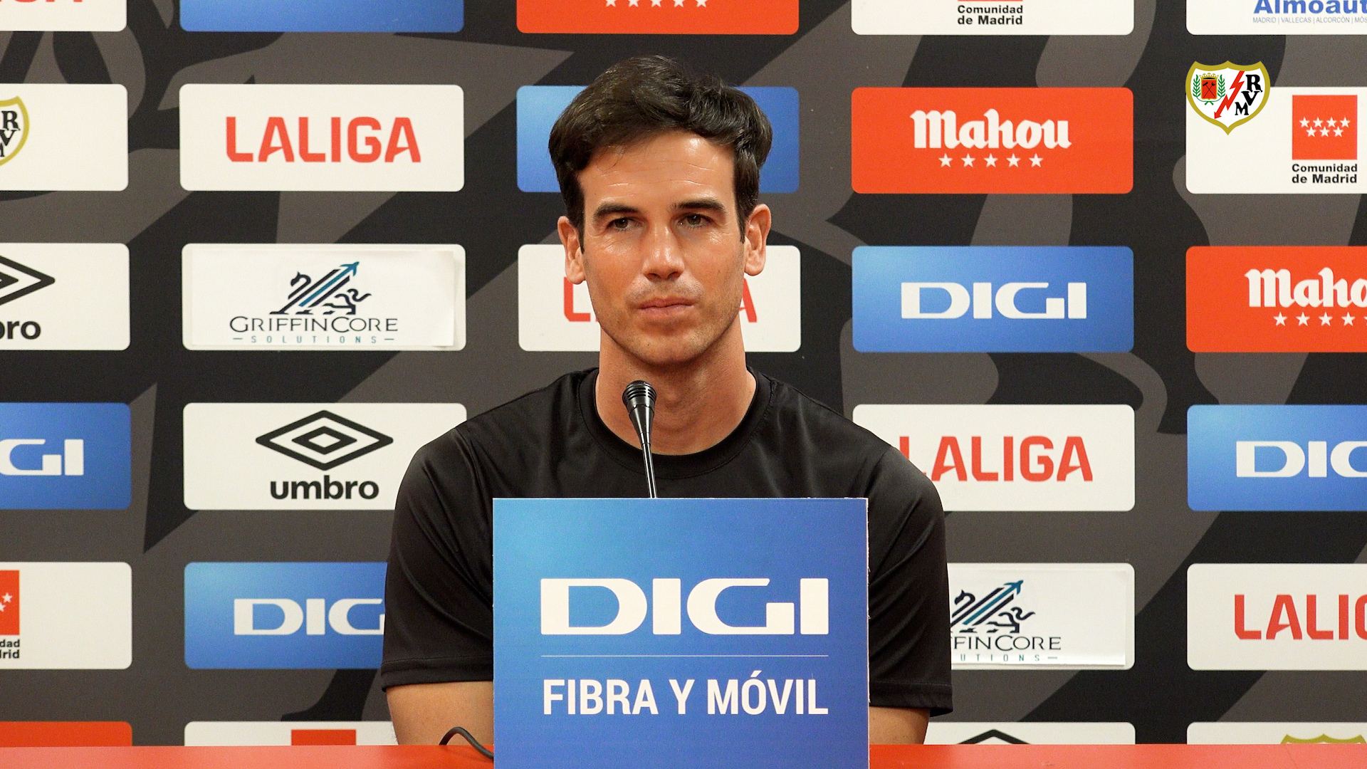 Rueda de prensa de Íñigo Pérez en la previa del Rayo Vallecano - Real ...