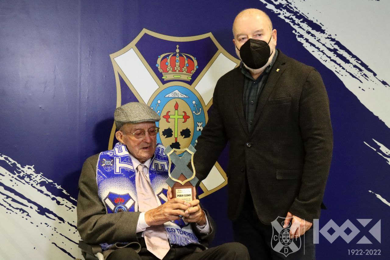 El CD Tenerife otorga a Pablo Llanos el distintivo "Leyenda Blanquiazul ...