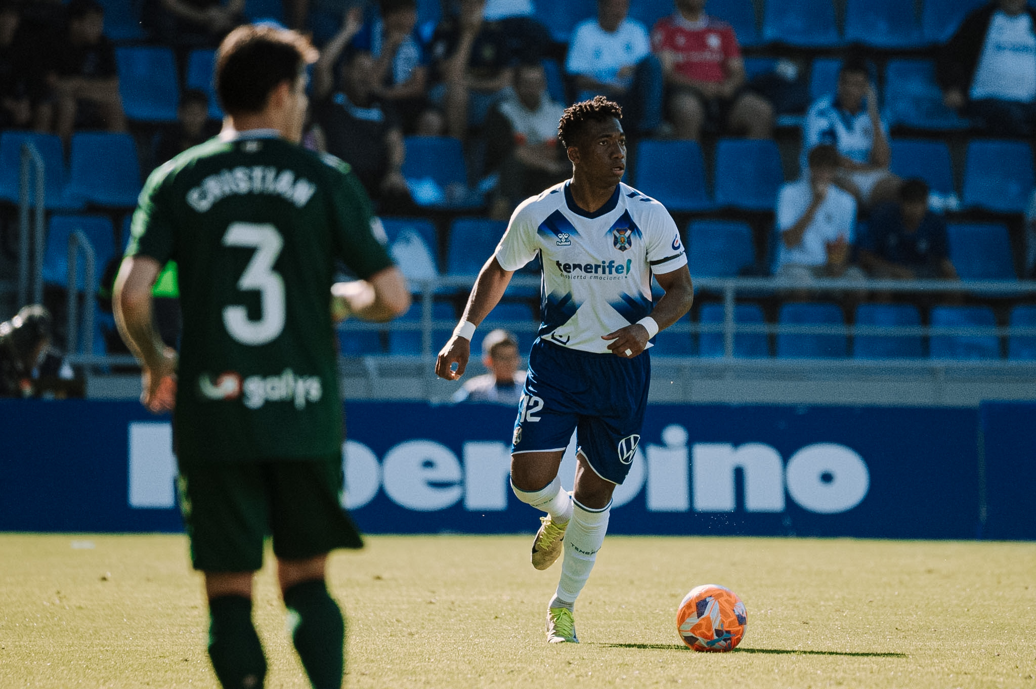 El CD Tenerife ejerce la opción de renovación, por dos campañas, de ...