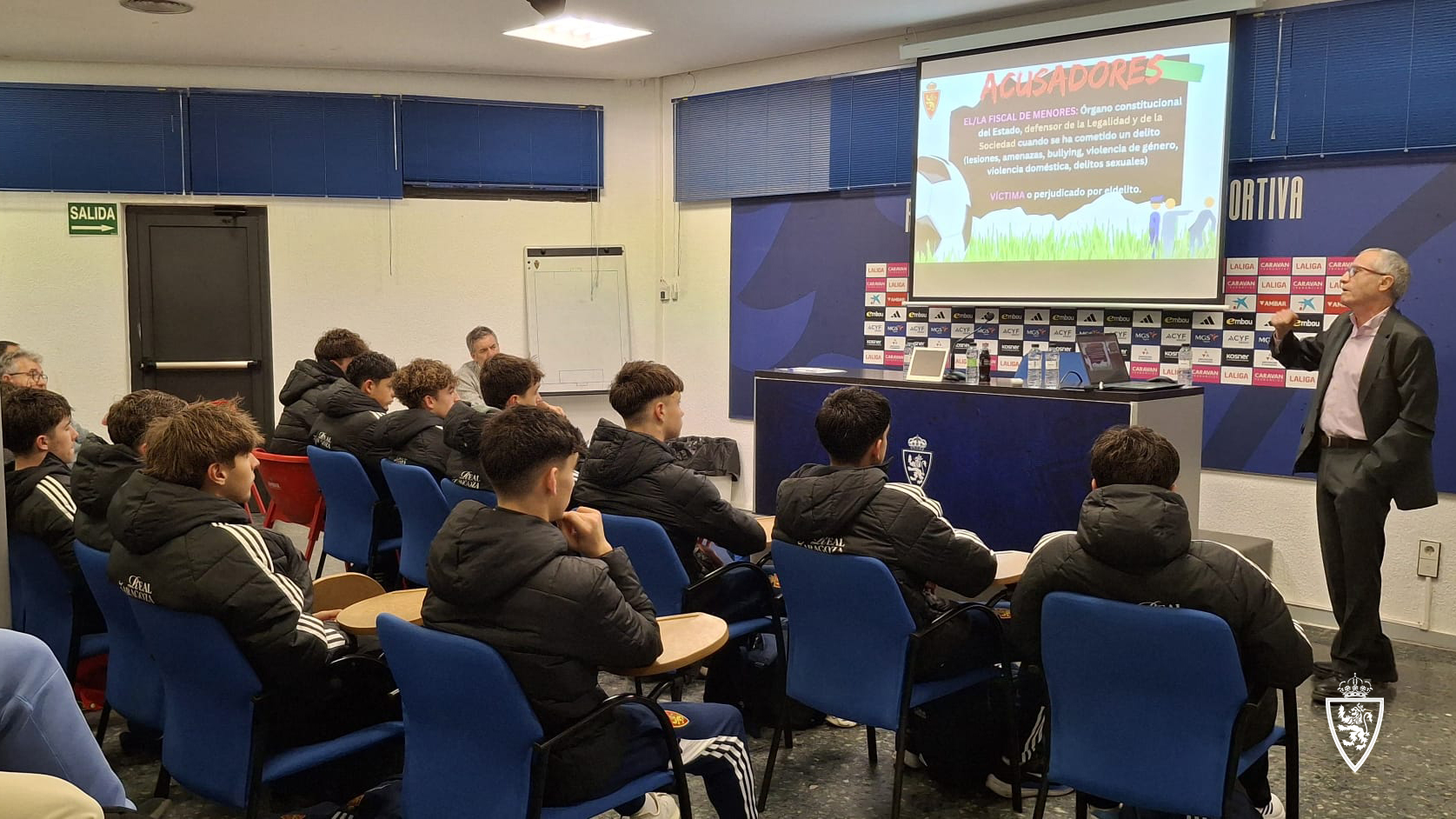 Los juveniles blanquillos reciben una charla formativa en la Ciudad Deportiva | Real Zaragoza ...