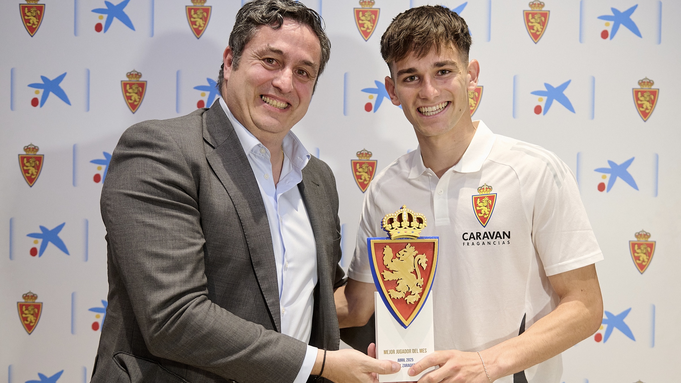 Pau Sans recibió el trofeo a Mejor Jugador del Mes de abril CaixaBank ...